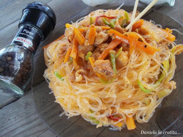 Paste chinezesti (noodles) cu pui si legume | Retete culinare | Gustos.ro