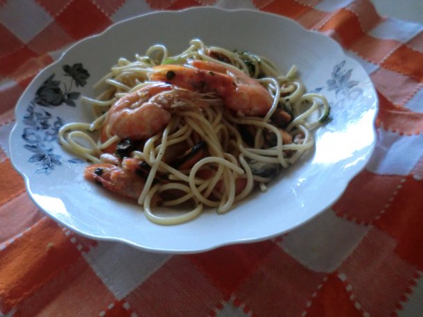 Spaghete cu creveti si carne de scoici | Retete culinare | Gustos.ro