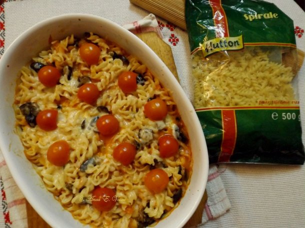 Paste spirale cu masline si rosii | Retete culinare | Gustos.ro