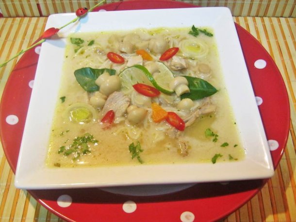 Supa tailandeza de pui cu lapte de cocos si lime | Retete culinare ...