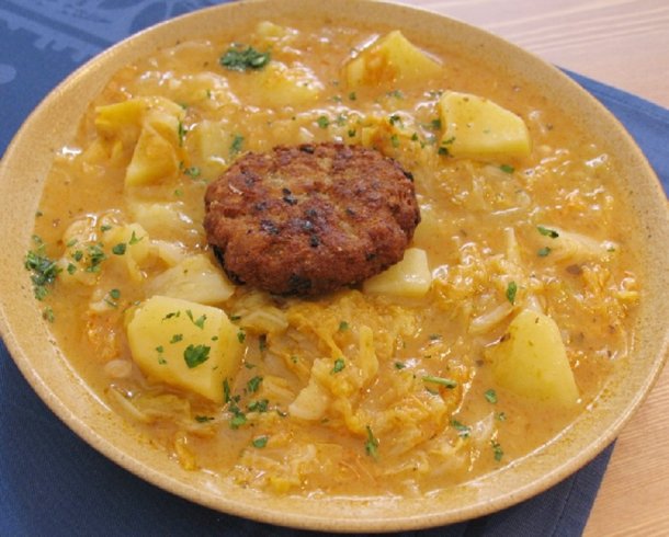 Mancare de varza creata cu cartofi si chiftelute coapte | Retete ...