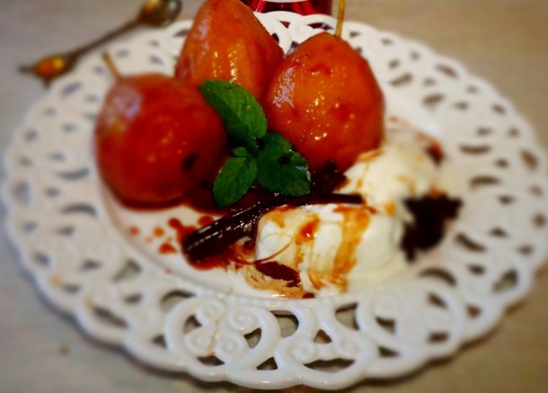 Pere posate in vin roze | Retete culinare | Gustos.ro