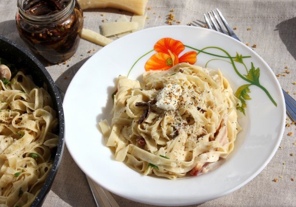 Paste de casa, cu hribi si bacon | Retete culinare | Gustos.ro