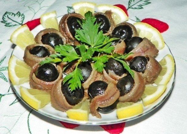 Rulouri cu masline si fileuri de ansoa | Retete culinare | Gustos.ro
