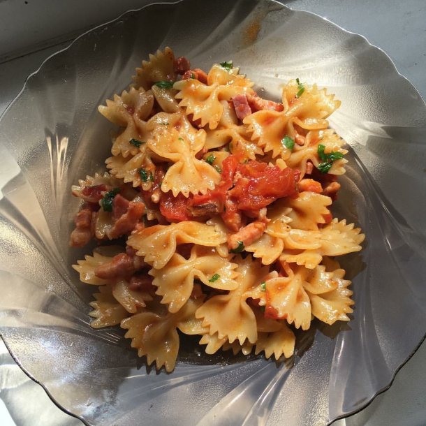 Farfalle cu rosii coapte si bacon | Retete culinare | Gustos.ro