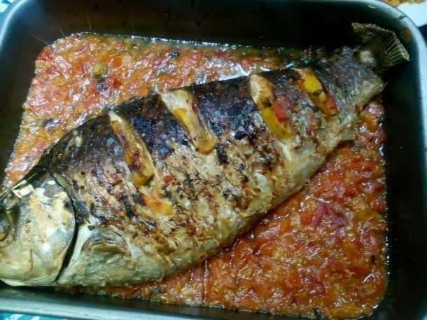 Peste umplut cu legume la cuptor, in sos de rosii cu garnitura de orez ...