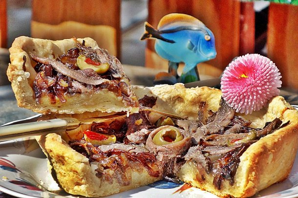 Tarta usor picanta cu ceapa rosie caramelizata si file afumat de ansoa ...