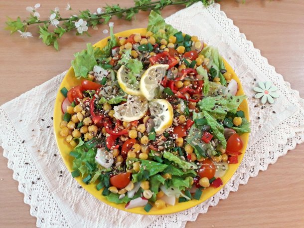 Salata de legume cu naut si seminte | Retete culinare | Gustos.ro