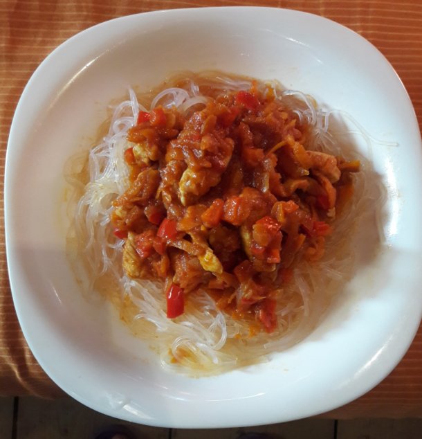 Paste chinezesti cu pui si legume | Retete culinare | Gustos.ro