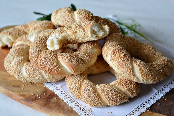Covrigi turcesti cu susan - Simit | Retete culinare | Gustos.ro