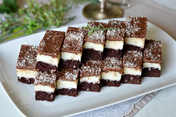 Prajitura Bounty cu crema de cocos, blat umed de cacao si glazura de ...