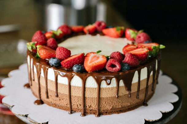 Tort trio de ciocolata. Reteta de tort cu blat umed de cacao si trei ...