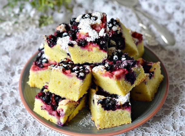 Prajitura pufoasa cu fructe proaspete sau congelate | Retete culinare ...